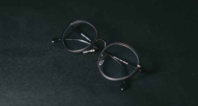 Trendy oval glasses that make you look cool