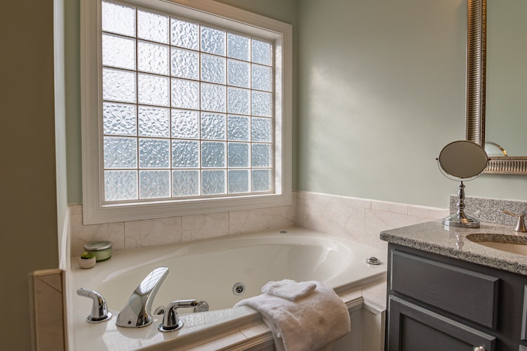 How to Choose the Right Glass for Your Bathroom Windows?