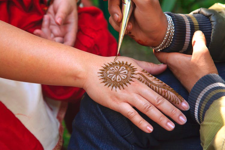 Beautifully Simple : Gorgeous Simple Henna Patterns You’ll Love